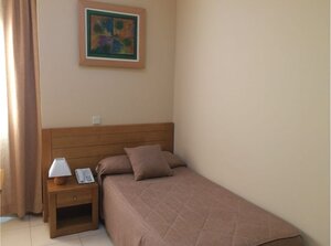 Hostal Aeropuerto (Avenida Logroño No:102, Municipios Madrid, Madrid), otel  Madrid'den
