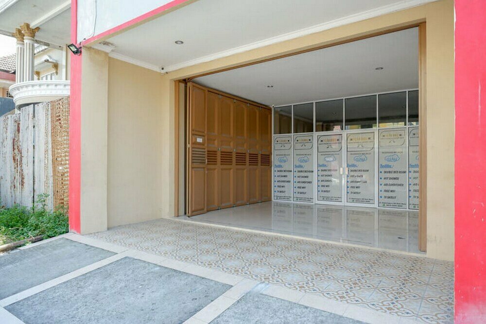 Otel RedDoorz near Hartono Mall Solo, Surakarta, foto