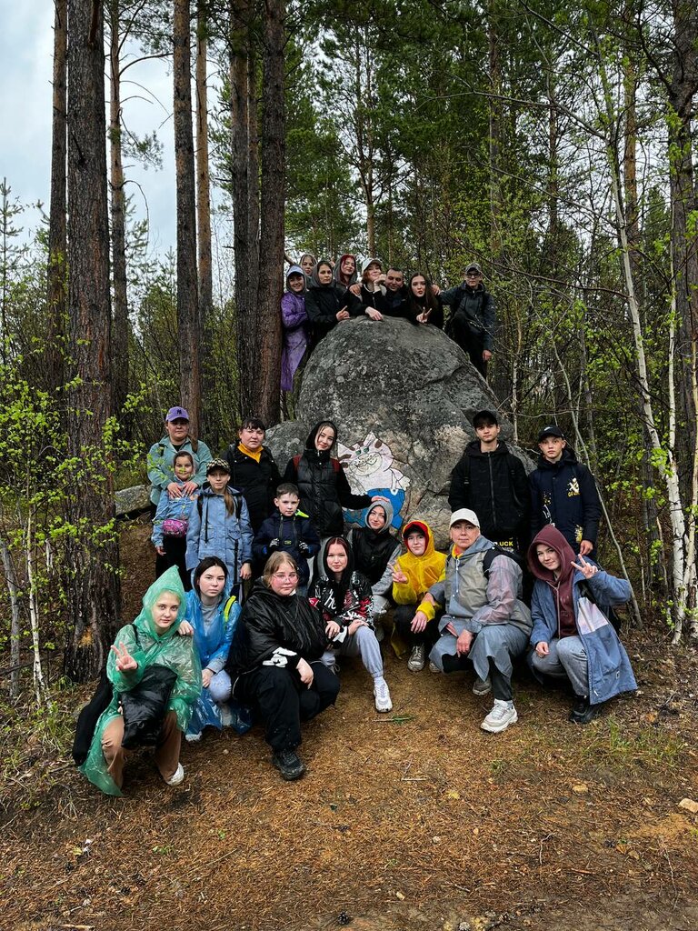Turistik yerler Скальный останец Ворона, İrkutskaya oblastı, foto