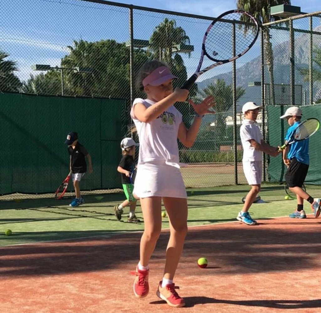 Tenis kulüpleri ve kortları Tennis player and coach Sergei Krotiouk, Krasnodarski krayı, foto