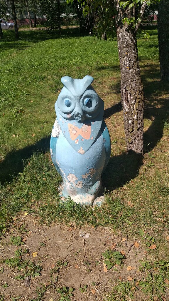 Park, sokak heykeli Сова, Kaluga, foto