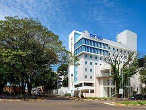 Ibis budget Foz Do Iguacu (Estado do Paraná, Mesorregião do Oeste Paranaense, Microrregião de Foz do Iguaçu, Município Foz do Iguaçu, Região Central, Avenida República Argentina), otel  Foz do Iguaçu'dan