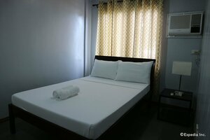 Marina Residences (Central Visayas, Negros Oriental, Dumaguete, Dumaguete Airport Road), otel  Dumaguete'den
