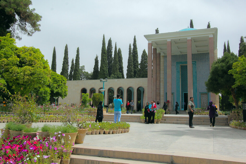 Anıt, heykel Şirazlı Sadi Mezarı, Shiraz, foto