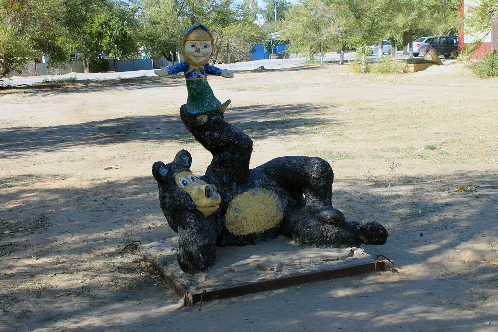 Park, sokak heykeli Маша и медведь, Surovikino, foto