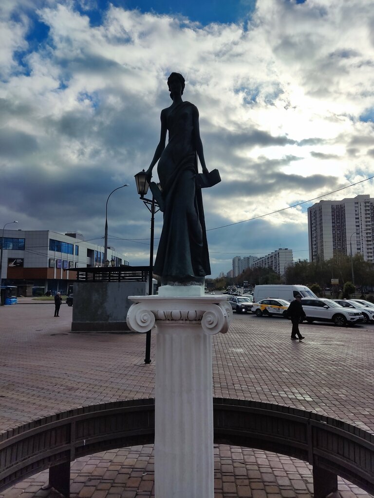 Park, sokak heykeli Девочка с пером и книгой, Moskova, foto