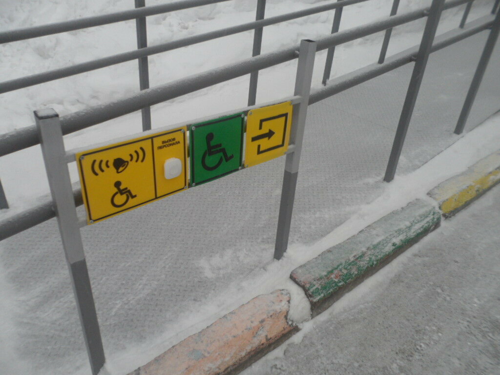 Ortaokul Krayevoye gosudarstvennoye byudzhetnoye obshcheobrazovatelnoye uchrezhdeniye Divnogorskaya obshcheobrazovatelnaya shkola, Divnogorsk, foto