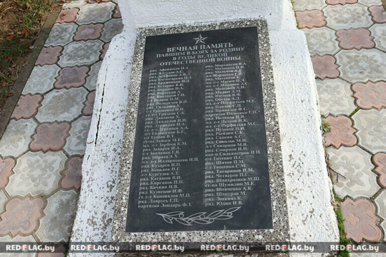 Anıt, heykel Братская могила воинов освободителей и партизан, Mogiliovskaya oblastı, foto