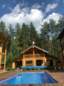 Altay House (Altayskiy rayon, osobaya ekonomicheskaya zona turistsko-rekreatsionnogo tipa Biryuzovaya Katun, Biryuzovaya ulitsa, 7Б), otel  Altayski krayından