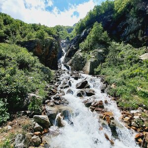 Three sisters Waterfalls (Republic of Severnaya Ossetia-Alania, Irafsky District, Natsionalny park Alaniya), şelale  Kuzey Osetya‑Alanya'dan