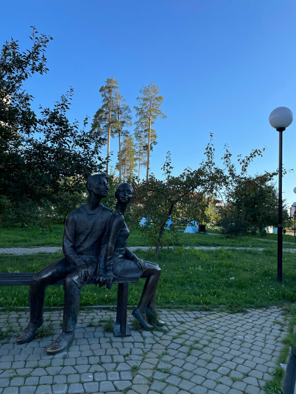 Park, sokak heykeli Влюблённые, Zareçny, foto