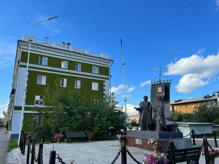 Anıt, heykel Пётр и Феврония Муромские, Cheremkhovo, foto