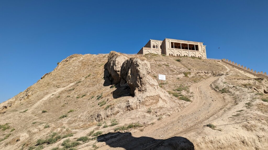 Turistik yerler Дворец правителя Гиссара, Hisor Bölgesi, foto