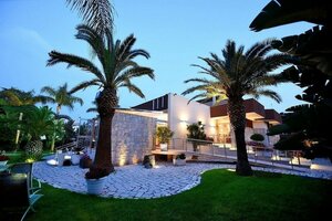Colonna Rooms & Apartment (Apulia, Barletta-Andria-Trani, Trani, Via Grado), otel  Trani'den