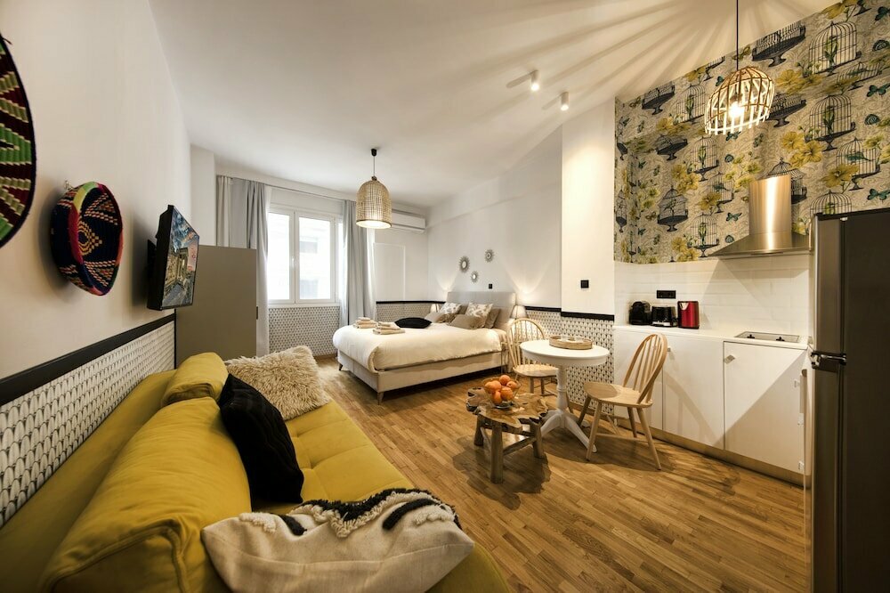 Otel Designer renovated apt- downtown Athens by VillaRentalsgr, Atina, foto