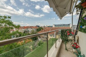 Luxury and Sunny Studio With a View in Top Centre (Sofia, Slavyanskaya ulitsa), otel  Sofya'dan