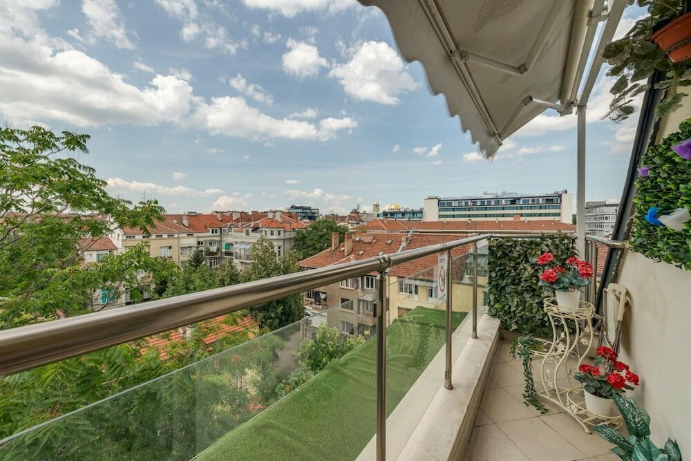 Otel Luxury and Sunny Studio With a View in Top Centre, Sofya, foto