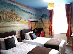 Heywood Hall (Wales, Blaenau Gwent, College Road), otel  İngiltere'den