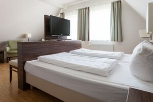 Hotel Halber Mond (Hesse, Bergstraße, Ludwigstraße, 5), otel  Heppenheim'dan