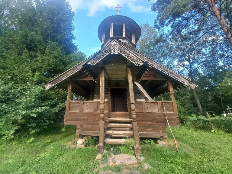 Şapel, haç anıtı Часовня Тихвинской иконы Божией Матери, Novgorodskaya oblastı, foto