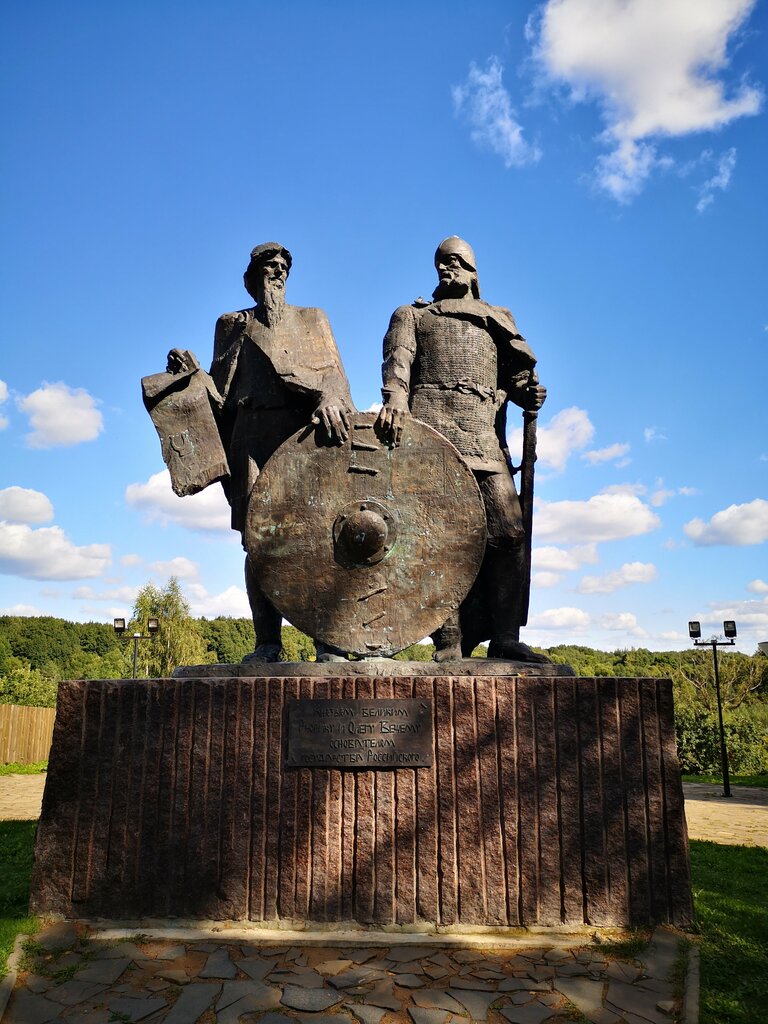 Anıt, heykel Великим русским князьям – Рюрику и Олегу Вещему, Saint‑Petersburg ve Leningradskaya oblastı, foto