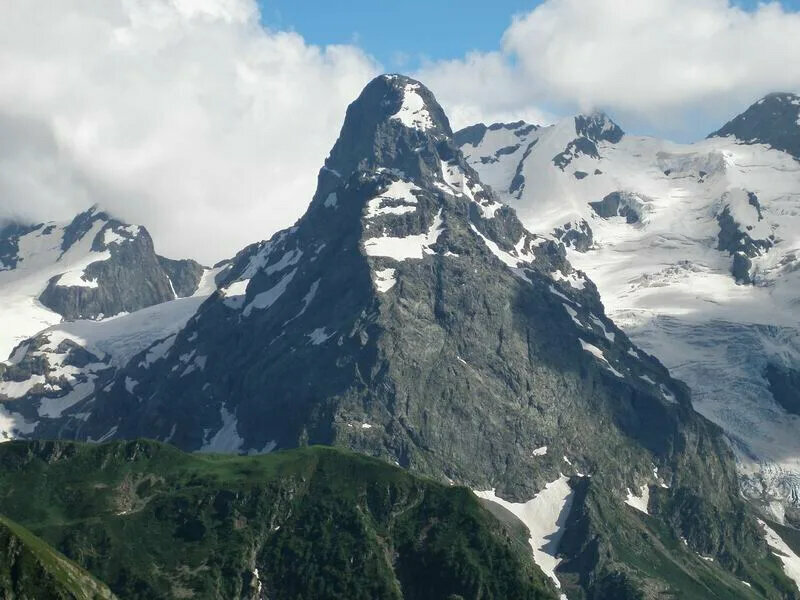 Dağ zirvesi Гора Токмак-Кая, Karaçay‑Çerkez Cumhuriyeti, foto