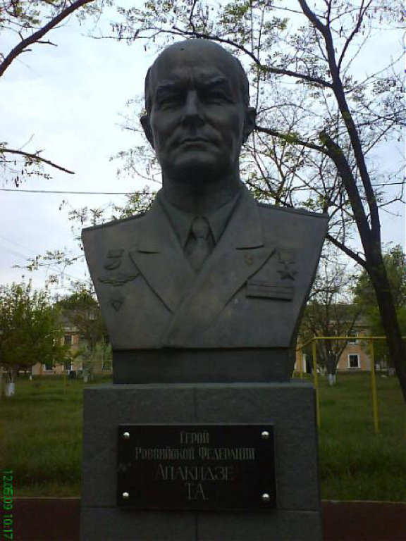 Anıt, heykel Т. Апакидзе, Kırım Cumhuriyeti, foto