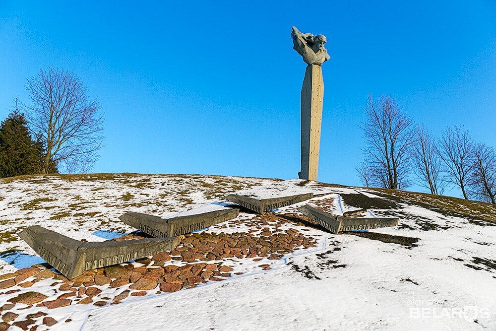 Park, sokak heykeli Памятник Н. Ф. Гастелло, Minskaya oblastı, foto