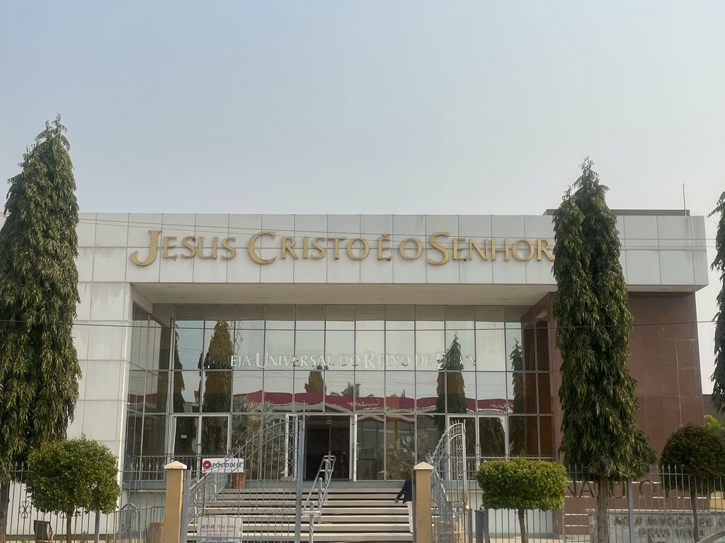 Protestan kilisesi Igreja Universal do Reino de Deus, Loanda, foto
