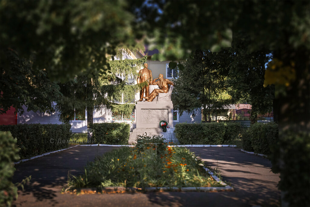 Anıt, heykel В.И. Ленин и М. Горький, Alatyr, foto