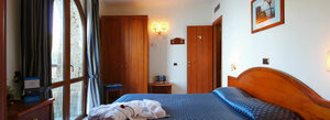 HR Hotel & SPA (Campania, Province of Naples, Sant'Agnello, Via Ripa di Cassano, 4), otel  Campania'dan