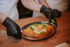 Starik Khinkalych (Oktyabrskiy prospekt No:18, Nizhniy Tagil), kafe  Nijni Tagil'den