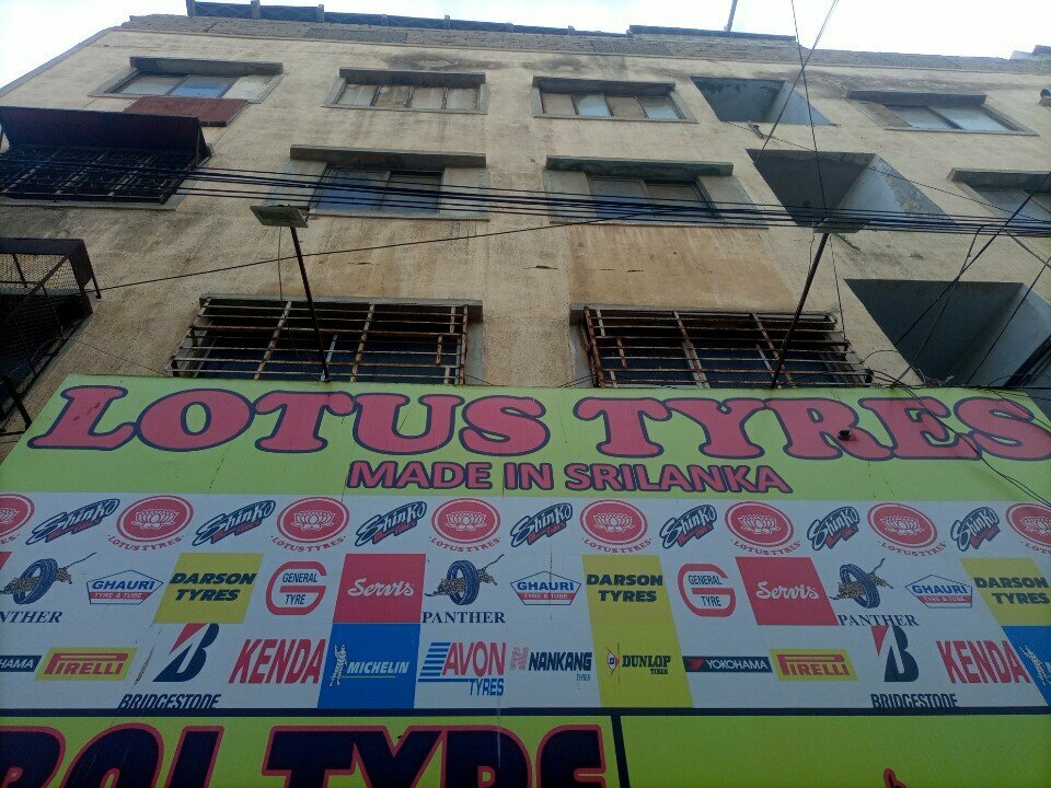 Jant ve lastikçiler Lotus tyre outlet, Karaçi, foto