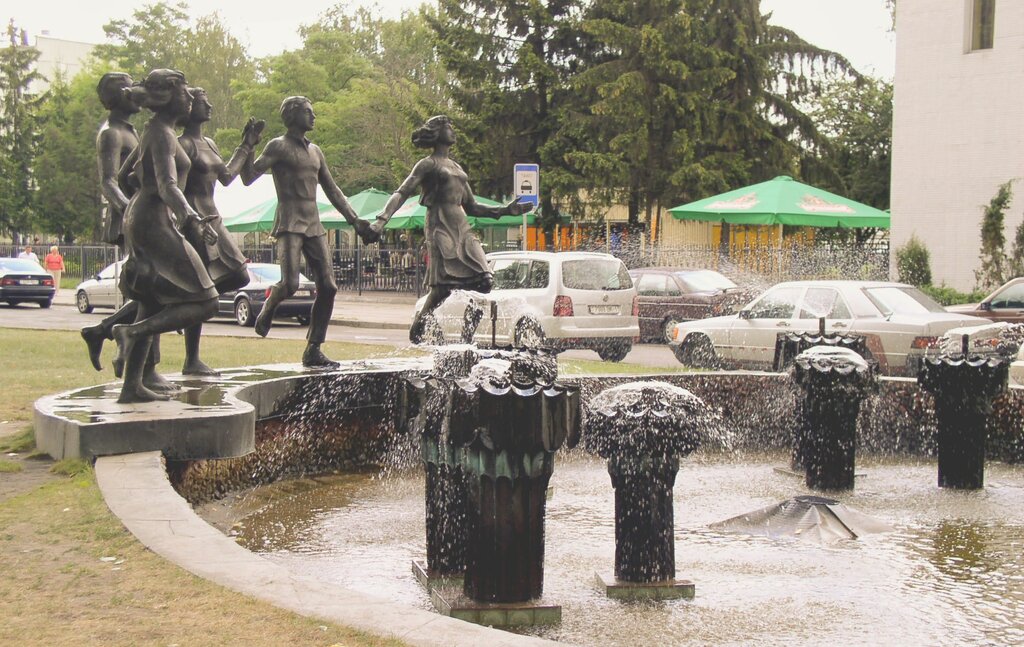 Park, sokak heykeli Дети у фонтана, Brest, foto