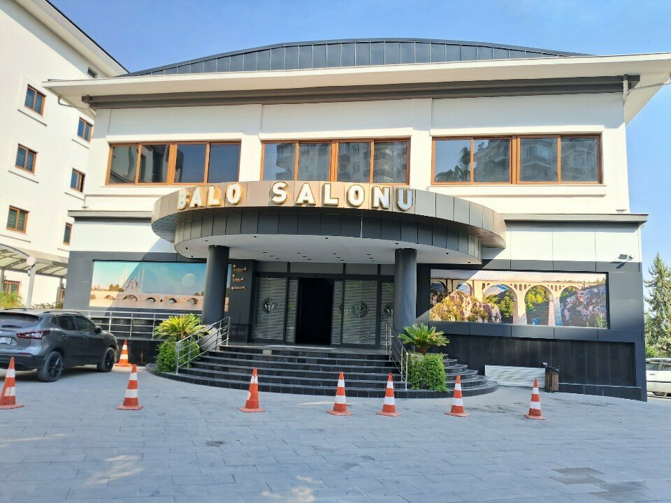 Düğün, toplantı salonu Nezihe Yalvaç Mesleki ve Teknik Anadolu Lisesi Balo Salonu, Adana, foto