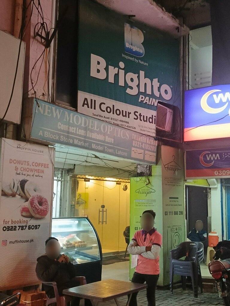 Boya ve cila malzemeleri üretim ve satış yerleri Brighto, Lahor, foto