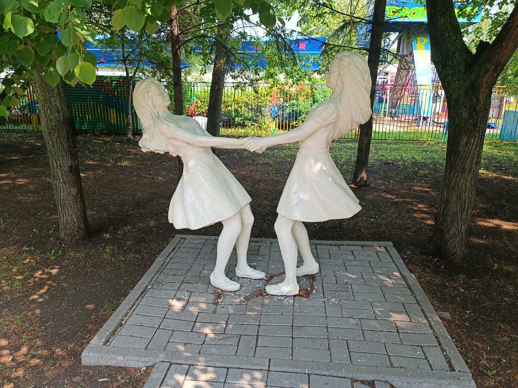 Park, sokak heykeli Dans Kızları, Ufa, foto
