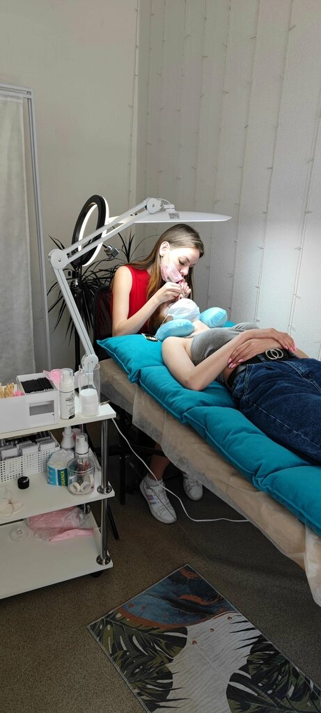 Kaş ve kirpik salonu Toplash, Belgorod, foto