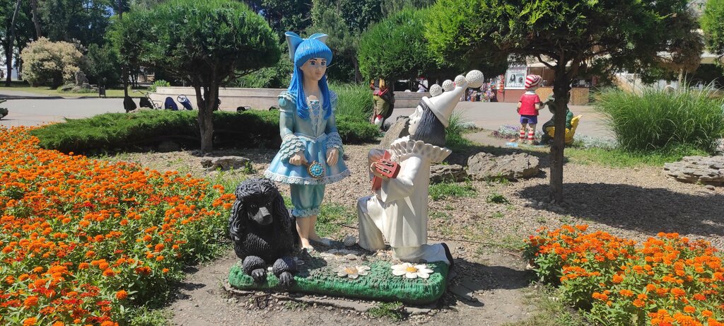 Park, sokak heykeli Мальвина, Пьеро и Артемон, Anapa, foto