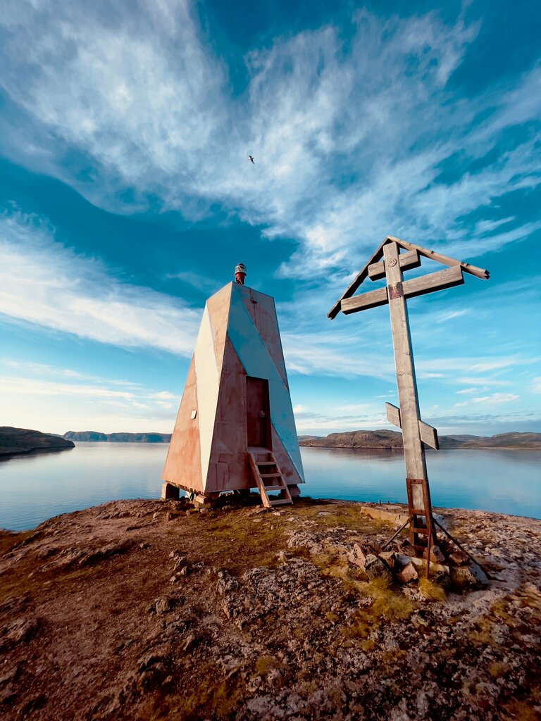 Şapel, haç anıtı The Cross of Worship, Murmanskaya oblastı, foto