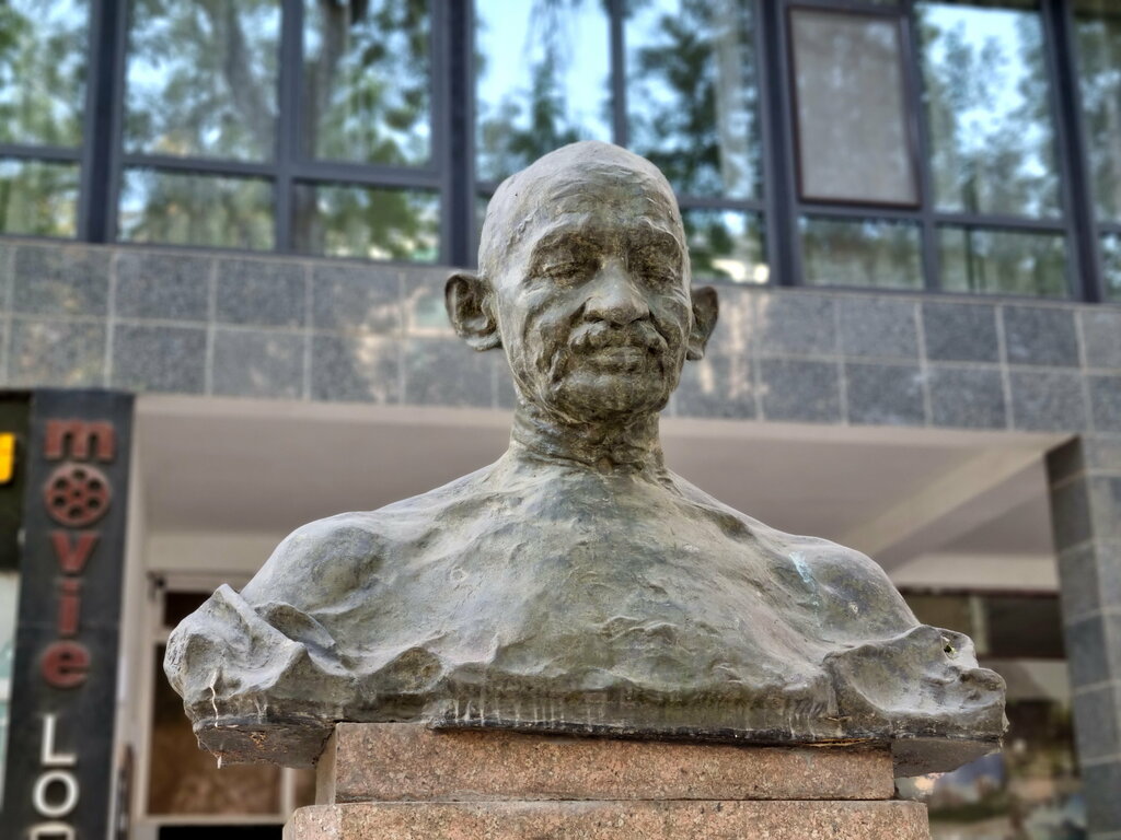 Anıt, heykel Памятник Махатме Ганди, Duşanbe, foto