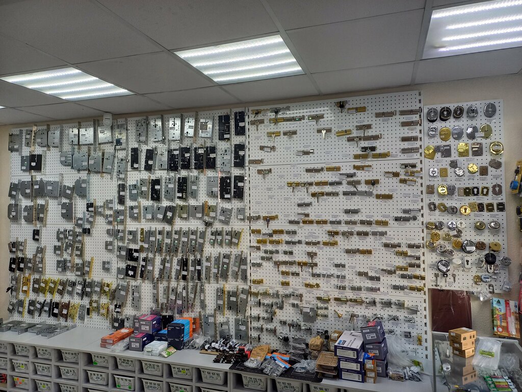 Anahtar ve kapı üreticileri Тысяча замков, Nijni Tagil, foto