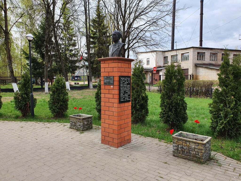 Anıt, heykel Герой Советского Союза, первый космонавт Земли Юрий Алексеевич Гагарин, Kirov, foto