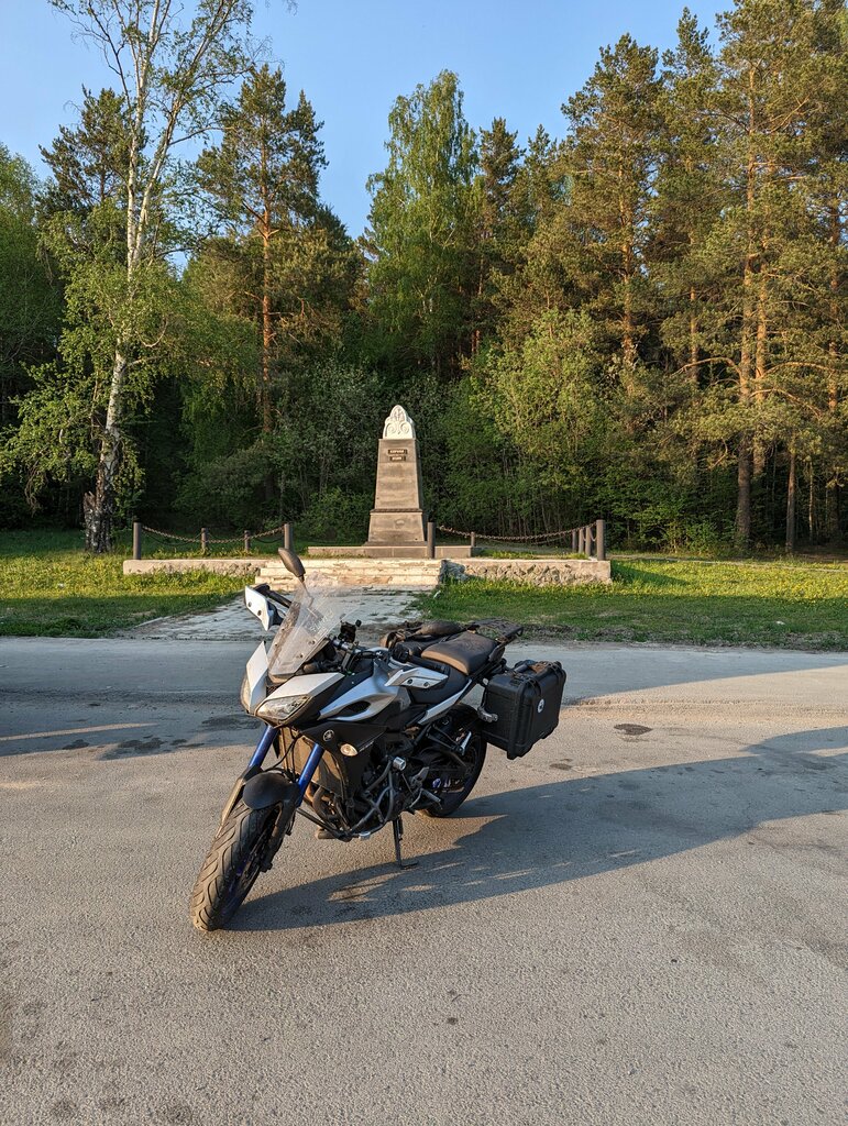 Giriş işareti Border of Europe and Asia, Sverdlovskaya oblastı, foto