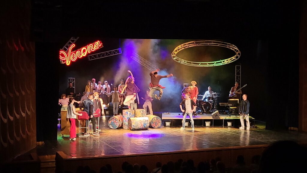 Tiyatrolar Surgutsky muzykalno-dramatichesky teatr, Surgut, foto