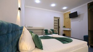 Sharq (Yoshlik Street No:33/1, Urgench), otel  Ürgenç'ten
