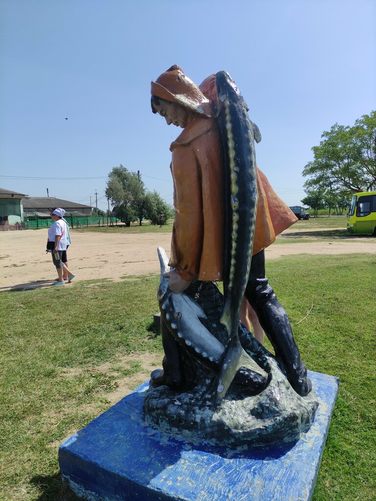 Park, sokak heykeli Рыбак с осётром, Krasnodarski krayı, foto