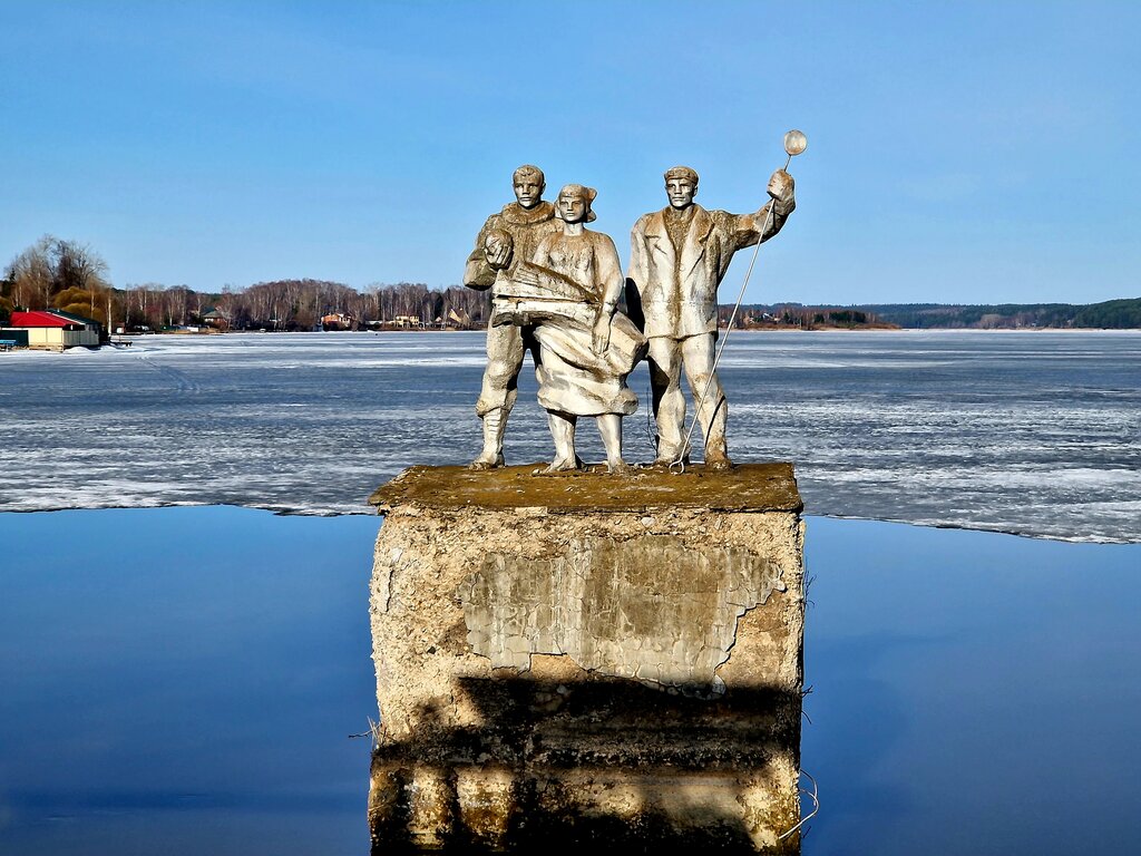Park, sokak heykeli Рабочим, Oçer, foto
