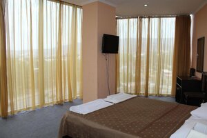 Shine Hotel (Davit Guramishvilis gamziri No:59), otel  Tiflis'ten