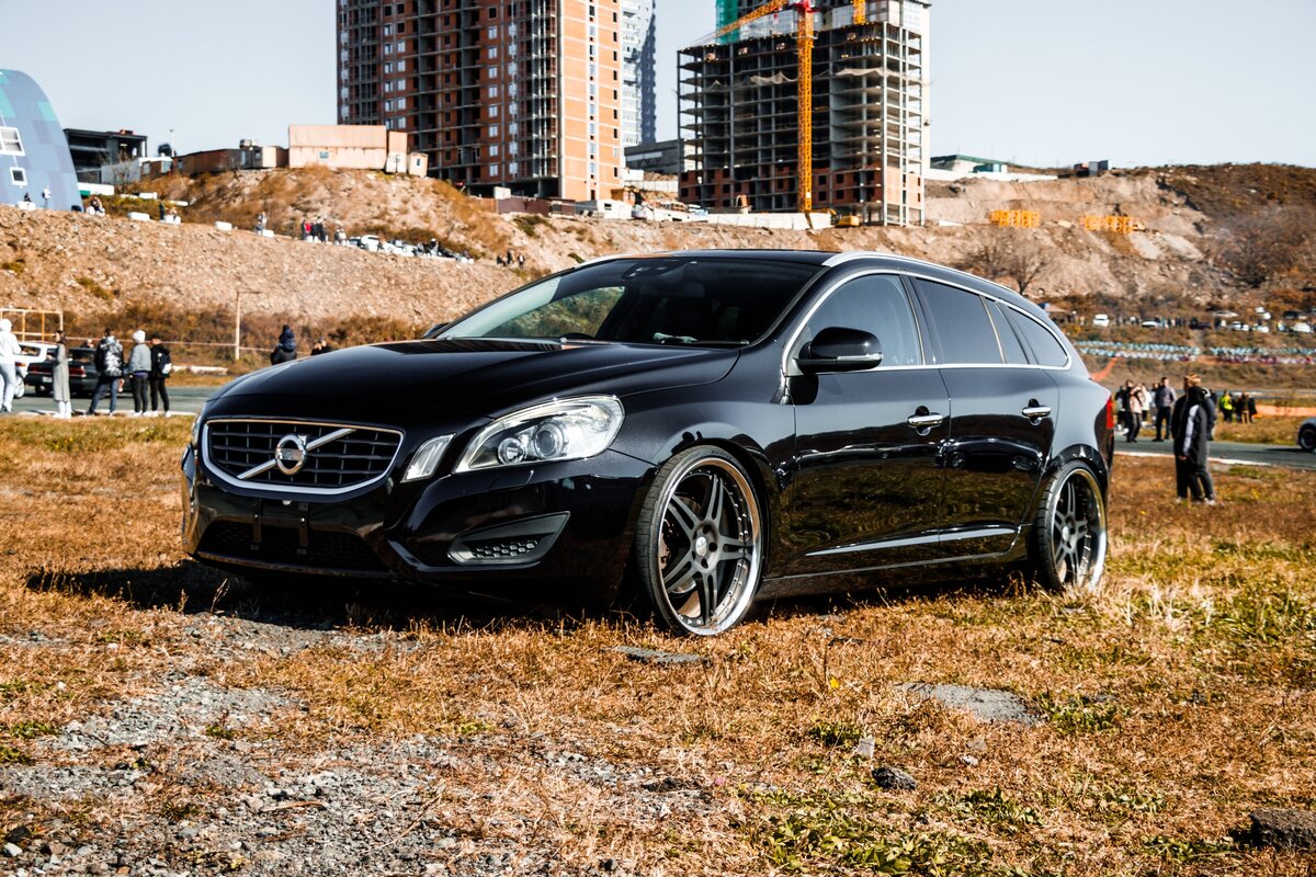 Купить б/у Volvo V60 I 1.6 AT (180 л.с.) бензин автомат во Владивостоке: чёрный Вольво V60 I ...